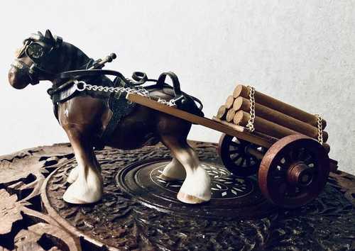 Фарфоровая лошадь с деревянной повозкой
