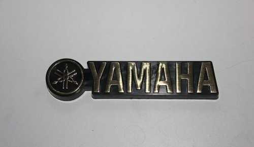 Шильдики логотипы. Шильдик Yamaha 53мм. Шильдик Yamaha 80. Шильдик Ямаха 100. Значок Yamaha шильдик.