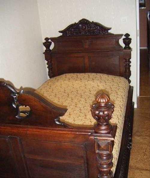 Старинная антикварная кровать