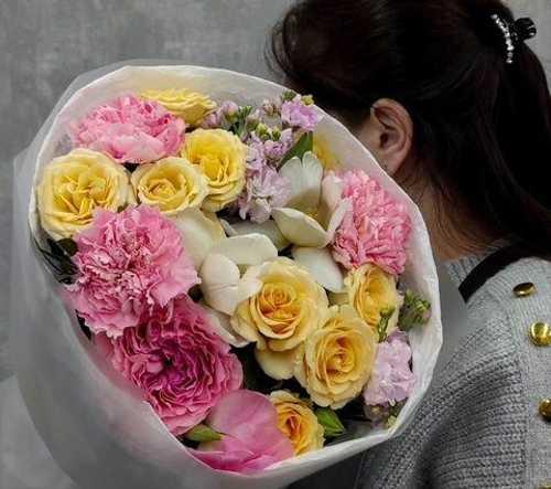 Яркий букет цветов с розами
