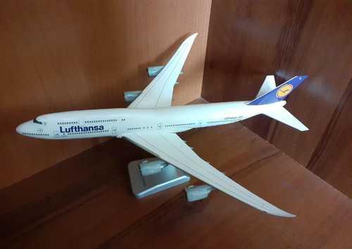 Модель самолета боинг 747 Lufthansa 1/250