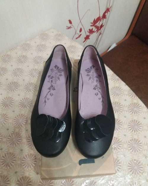 Продам новые туфли для девочки Котофей р.35