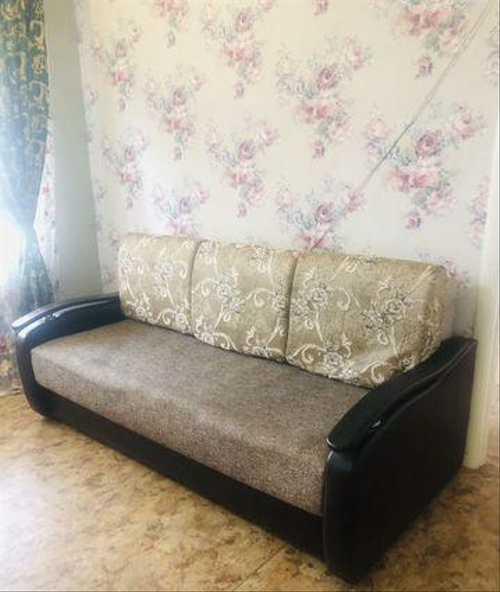 Диван с кожаными спинками
