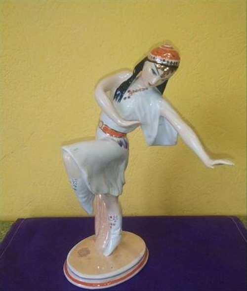Фарфоровая статуэтка СССР, татарский танец, дулево