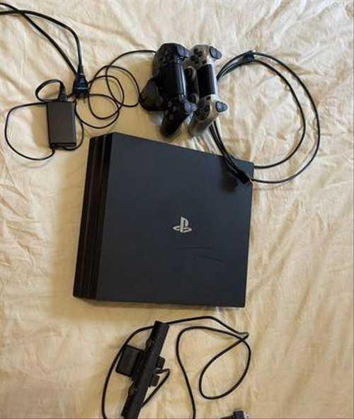 Sony PS4 pro 1tb +камера+2 пульта+3 игры