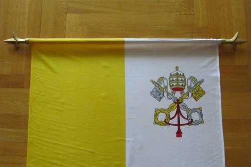 Флаг Ватикана на кронштейне