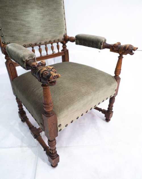 Антикварное кресло с гротесками и подставкой