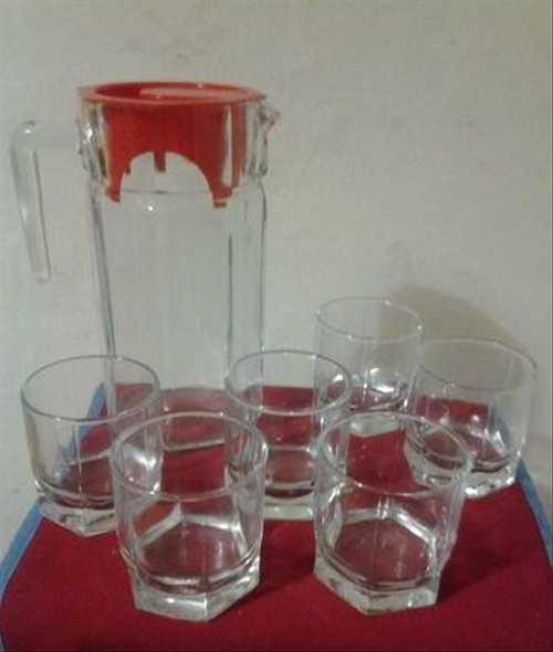 Стеклянный графин и комплект стаканов