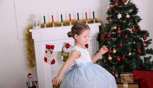 Новогоднее платье GloriaJeans