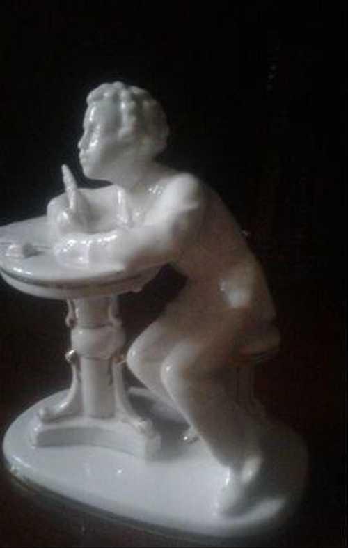 Фарфоровая скульптура "Пушкин за письмом"