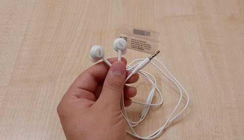 Белые наушники AKG