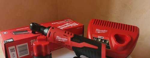 Milwaukee 2457-21 M12 3/8 торцевой гайковерт акб+З