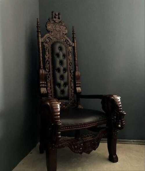 Кожаное кресло трон винтажное