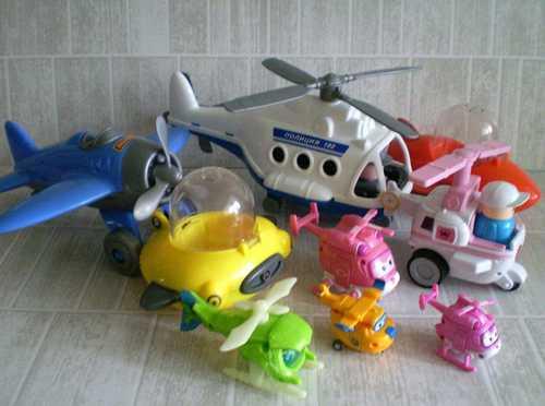 Игрушки- самолеты и вертолёты