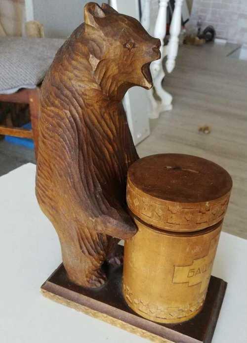 Медведь с бочкой меда
