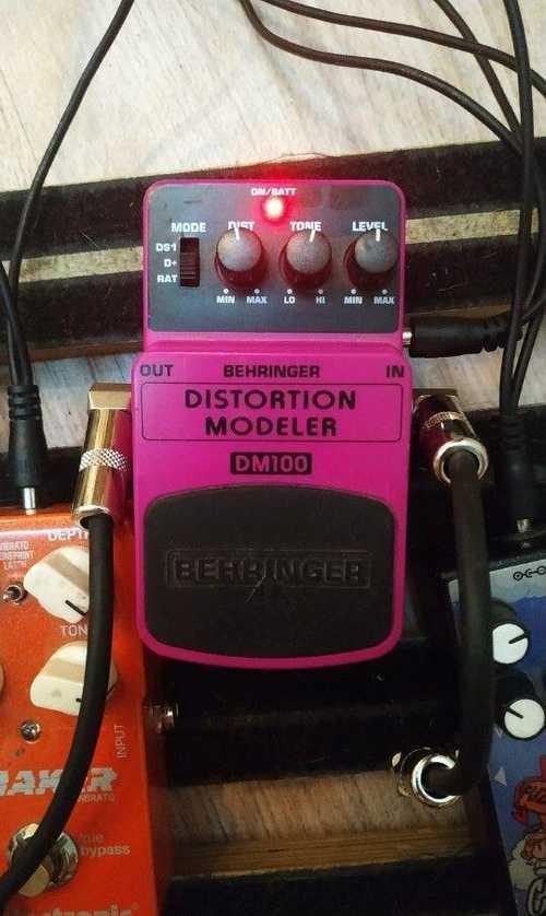 Педаль Distortion behringer dm100