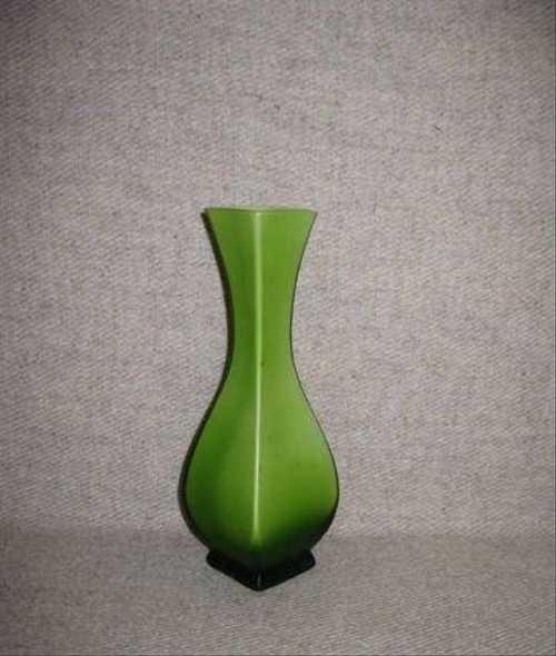 Красивая ваза двухслойное/урановое стекло 21 см