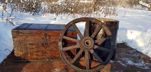 Деревянная бочка,сундук и колесо покрытые лаком