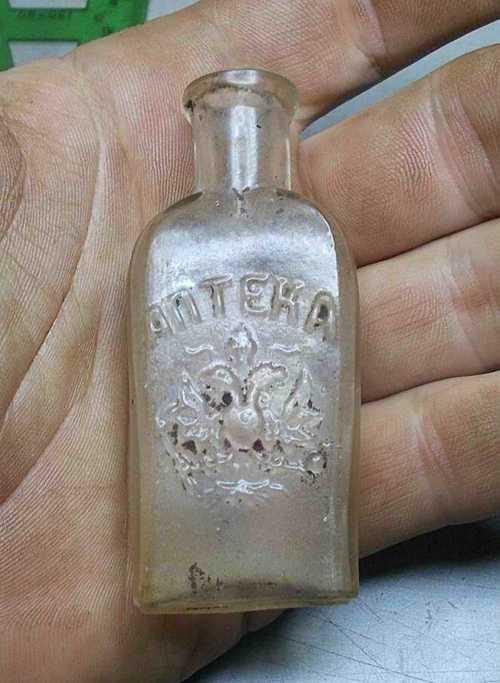Аптечные пузырьки 19 век. Старинные пузырьки. Старинные аптечные флаконы. Аптечный пузырек.