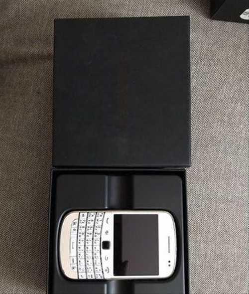 Телефон BlackBerry 9900