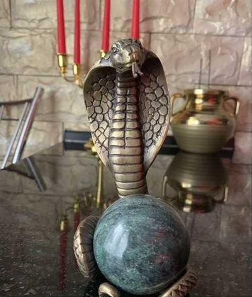 Скульптура кобры с шаром бронзовое