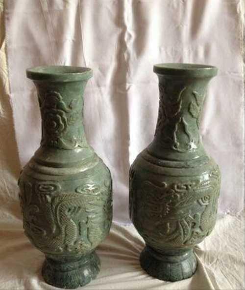 2 нефритовые вазы