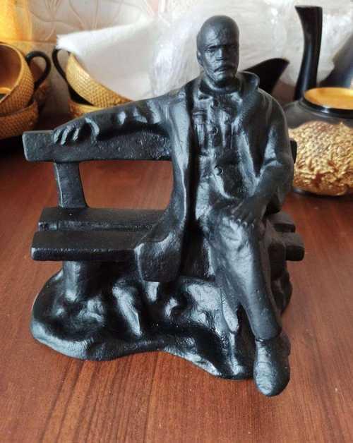 Ленин на лавочке