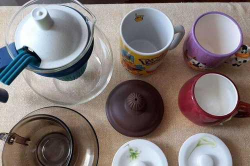 Заварочный чайник, чашки и крышечки разные