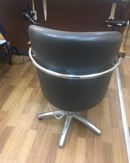 Кожанное кресло для парикмахеров