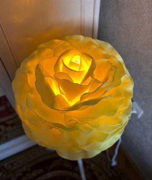 Светильник в виде желтой розы (изолон)
