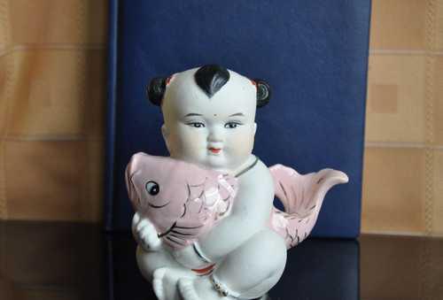 Фарфоровая статуэтка "Китаец с рыбой"