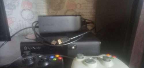 Xbox 360 с играми и джойстиками