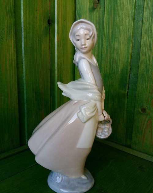 Статуэтка Девочка с корзинкой, NAO by lladro, 1970