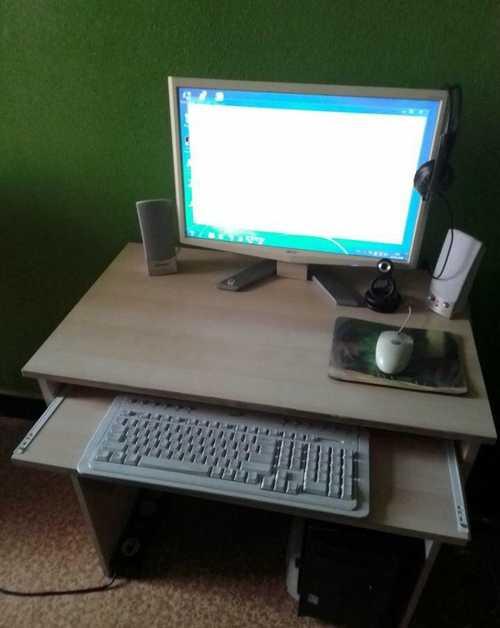 Компьютер, стол и стул
