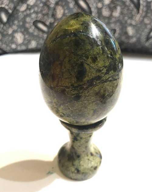 Яйцо из серпентинита (змеевика) на подставке