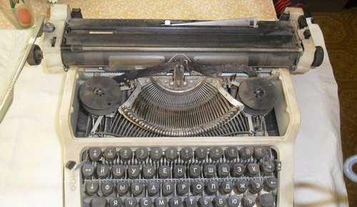 Печатная пишущая машинка и катушка