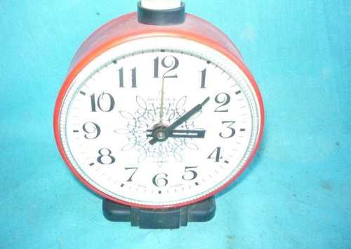 Часы-будильник "Янтарь" времен СССР