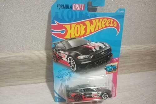 Машинка Hotwheels custom'18 ford mustang GT
