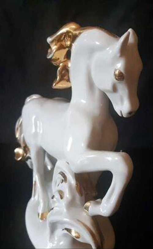 Фарфоровая статуэтка Конь, Златогривый, Конь-Огонь