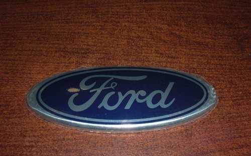 Логотип на крышке. Большая эмблема Форд на багажнике. Шевроле каприз эмблемы на крышку багажника. Эмблема багажник Форд галакси. Какой размер эмблемы крышки багажника Форд Фьюжн.