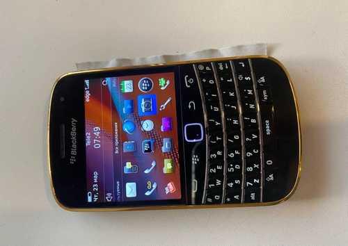 BlackBerry Bold 9900 с оригинальным чехлом