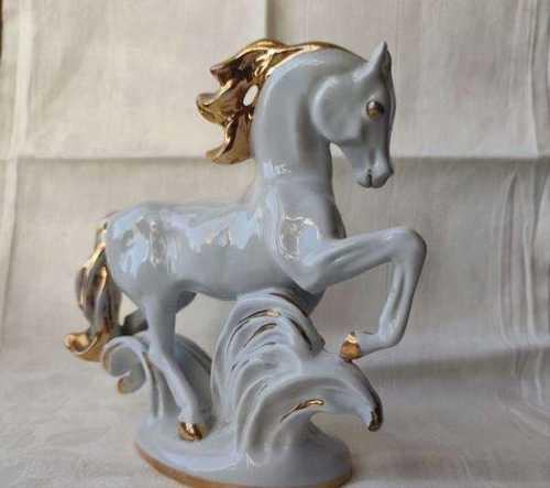 Конь фарфоровая статуэтка