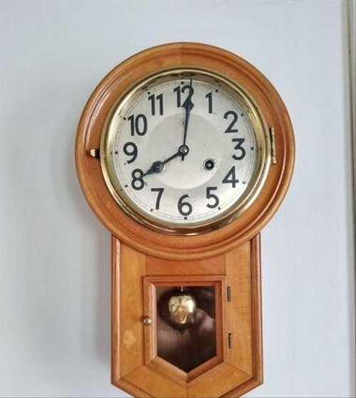 Старинные настенные часы с получасовым боем
