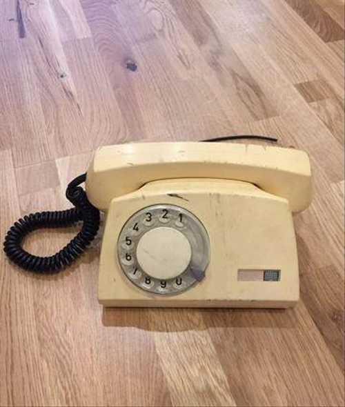 Старый стационарный телефон для коллекционеров