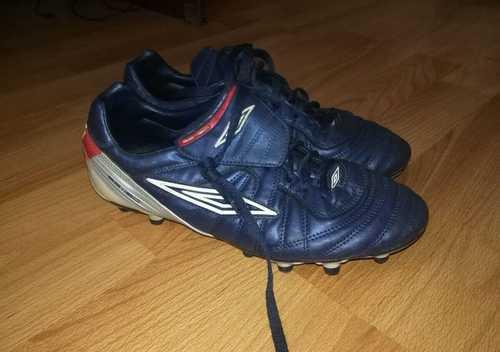 Футбольные бутсы umbro