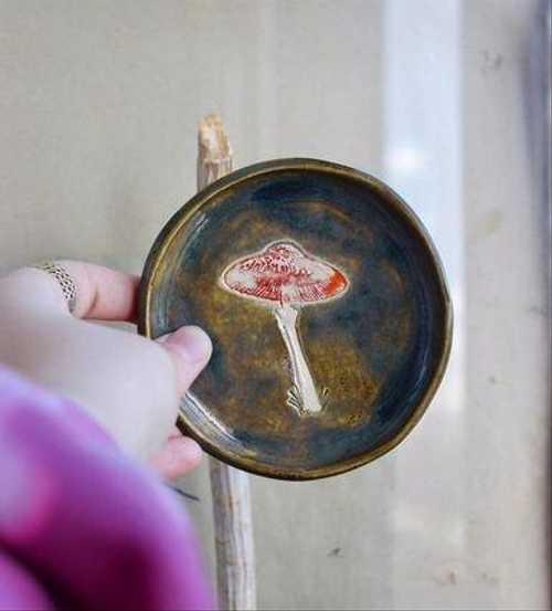 Тарелка декоративная с мухомором керамика