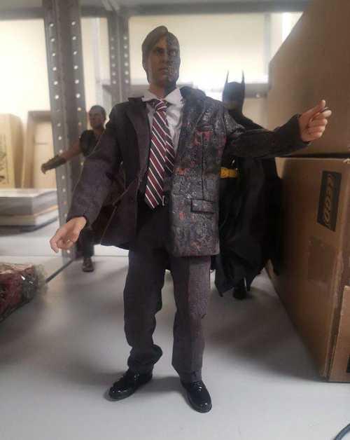 Фигурка Hot toys Двуликий Харви Дент MMS81