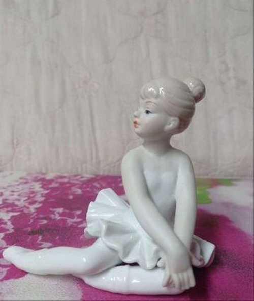 Маленькая фарфоровая статуэтка балеринка