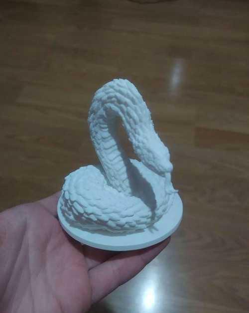 Пластиковая статуэтка змеи