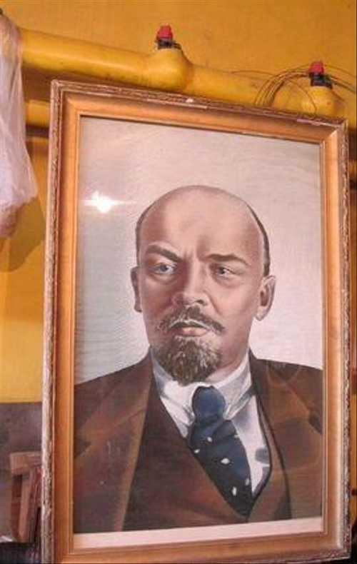 Портрет В.И. Ленина и статуэтка